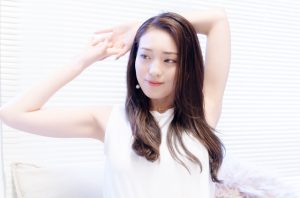 女性らしいかわいい仕草や振る舞い28個！手の所作は？ - Trairy Media