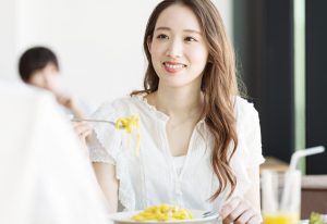 女性らしいかわいい仕草や振る舞い28個！手の所作は？ - Trairy Media