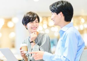 心を開いているサイン18個！男性の恋愛や職場・LINE行動 - Trairy Media