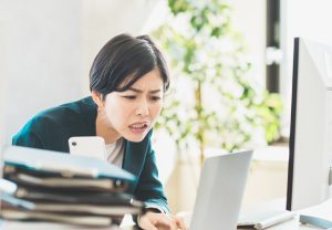 放っておけない年上女性の特徴14個！天然・ドジでかわいい - Trairy Media